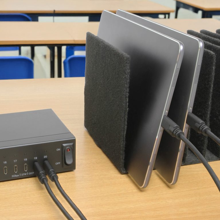 20 Port USB-C 3.2 Gen 1 Industrial Charging Hub w/ Max 27W Per-Port ...